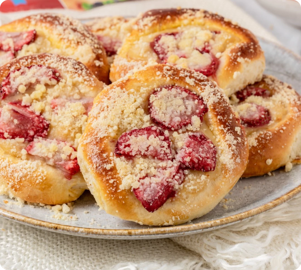 Drożdżówki z budyniem i kruszonką - przepis Delektujemy.pl