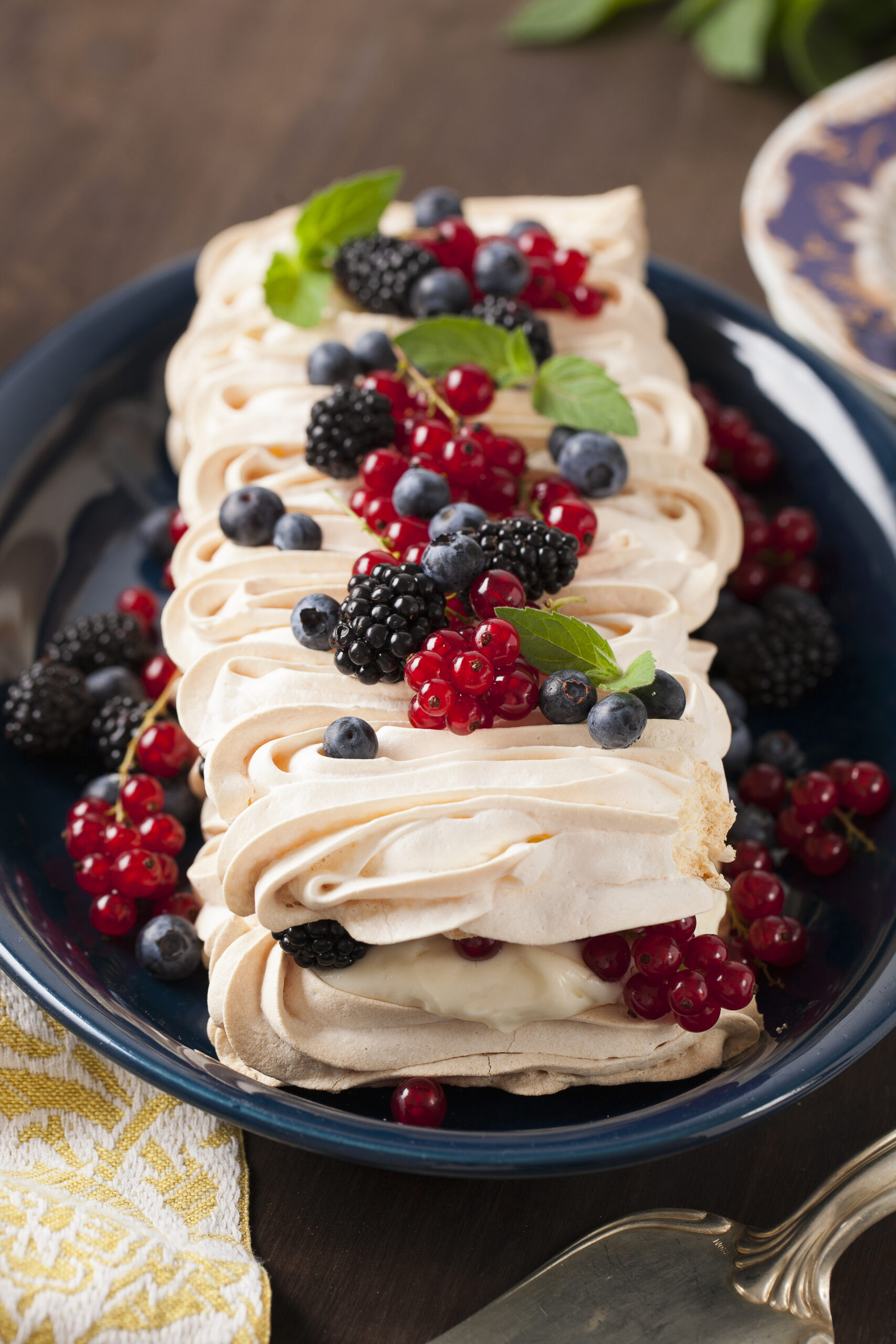 Bezowy „eklerek” z owocami i kremem - przepis Delektujemy.pl