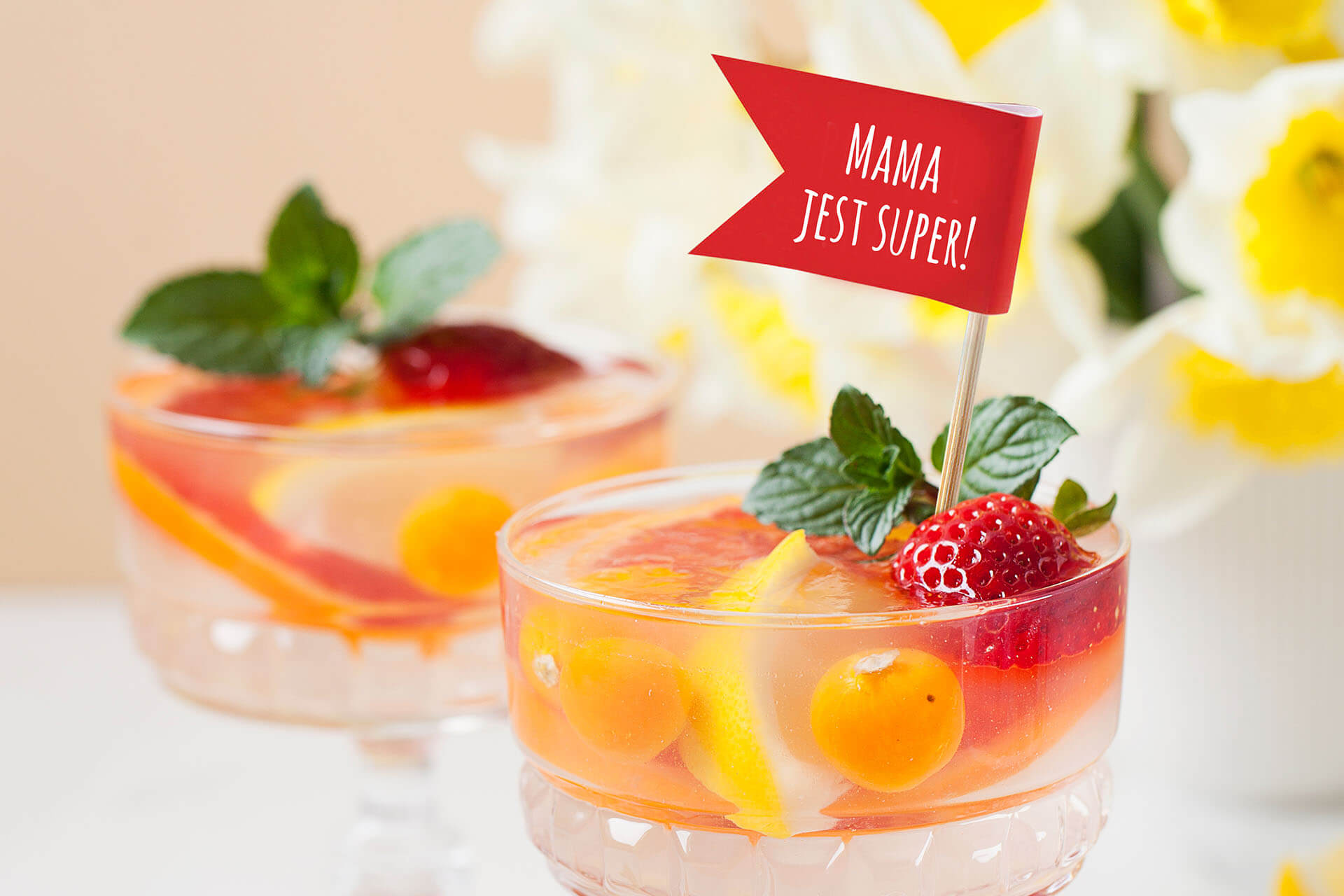 Galaretka przezroczysta z owocami - przepis Delektujemy.pl